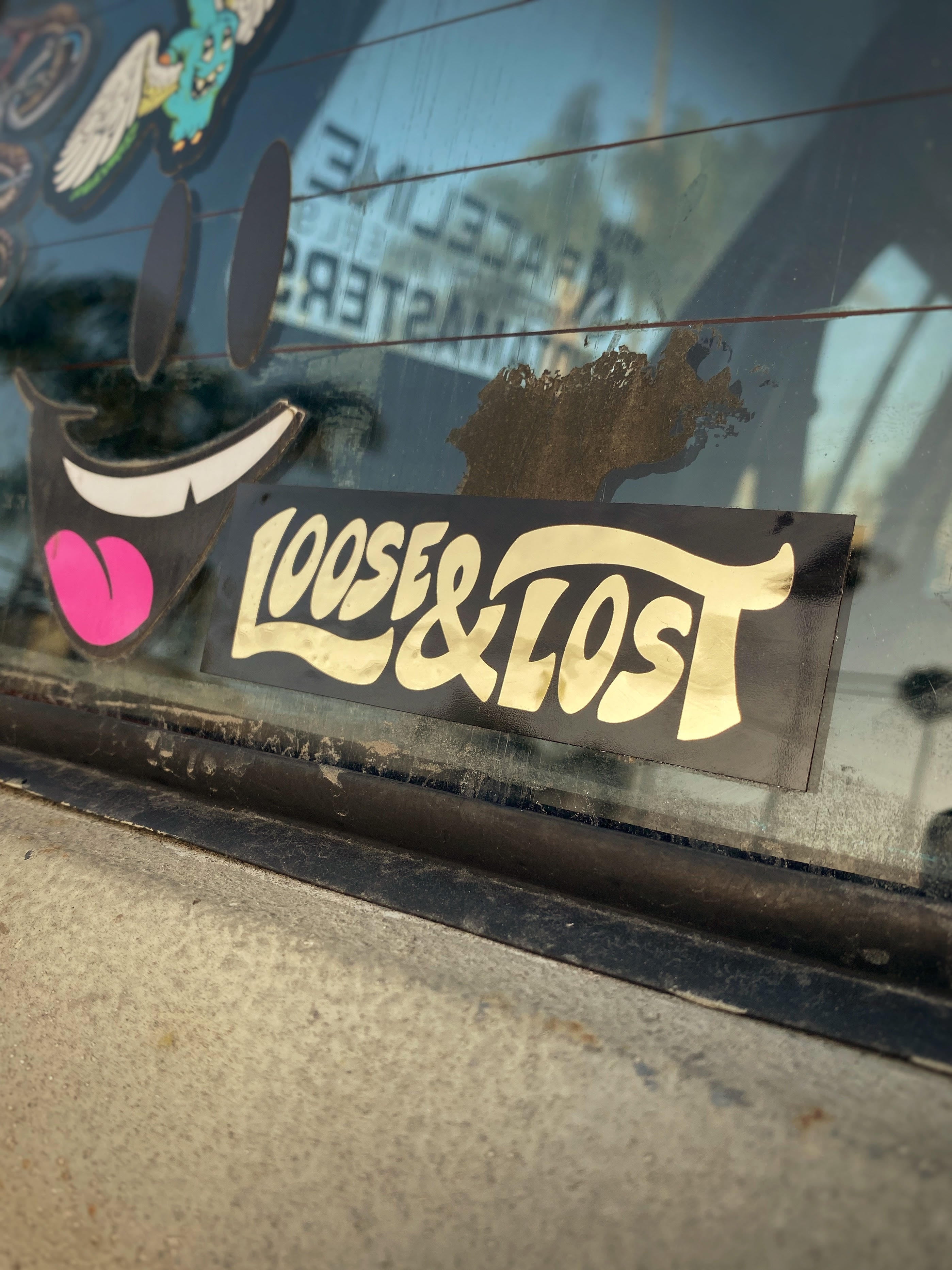Gold logo sticker – Loose and Lost